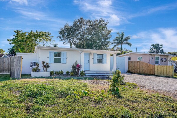 Near Downtown & Napes Beach! Cottage House 2queenbeds Fenced Back Yard With Deck - Naples, FL