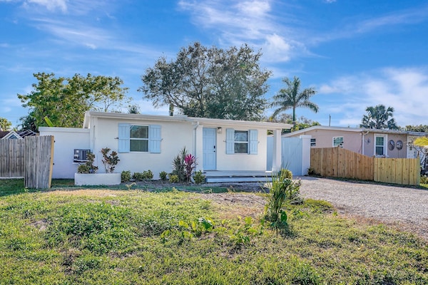 Near Downtown & Napes Beach! Cottage House 2queenbeds Fenced Back Yard With Deck - Naples, FL