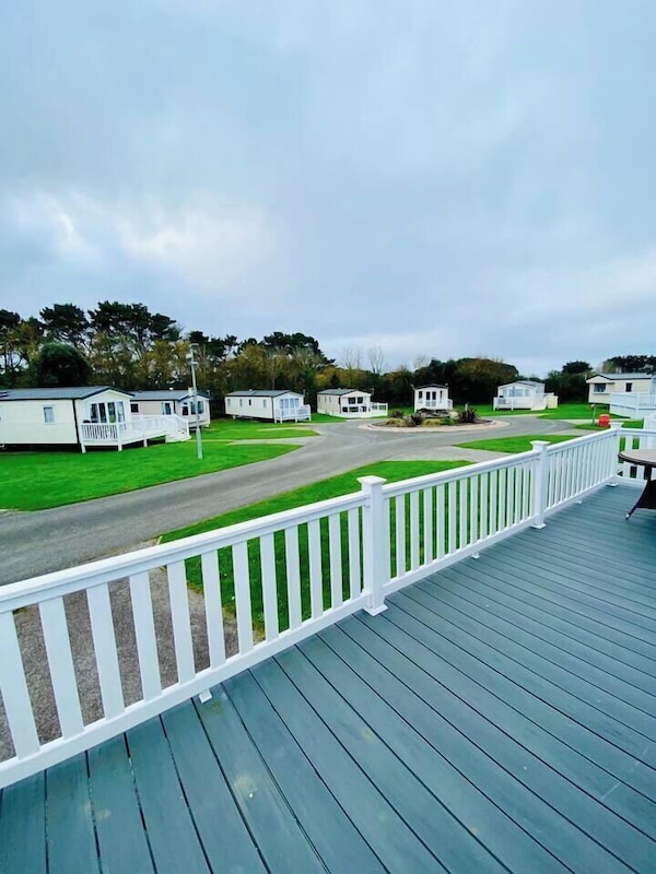 Deluxe Meadows Nook Lodge In Newquay - Holywell