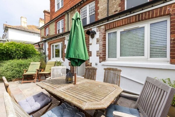 Airy Seafront Apartment, All One Level, Free Parking, 3 Bedrooms & 3 Bathrooms - Deal
