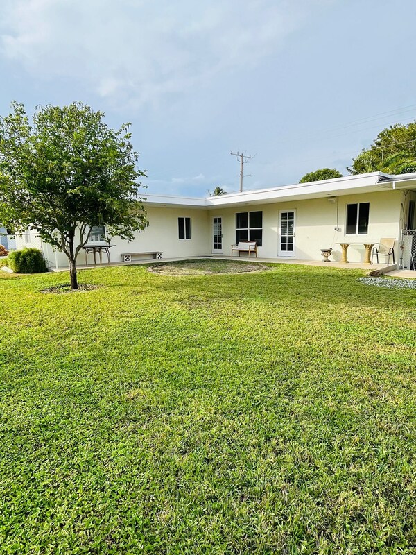 Perfectly Located 3-br Home, 5 Min To Stunning Beaches & Downtown West Palm - Lake Worth, FL