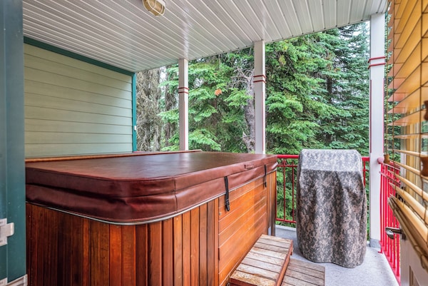 Upgraded 3 Bedroom Townhome With Private Hot Tub, Laundry, Bbq And Ski Room - Armstrong