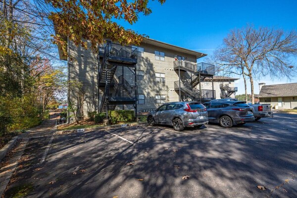 Lakefront Condo W/ Pool, Boat Slip, & Balcony - Hot Springs, AR