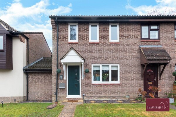 3 Bedroom House In Bracknell With Garden - Bracknell