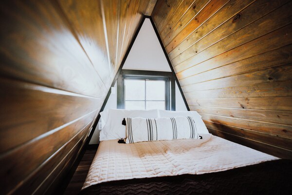 Lake Front Modern A-frame Cabin: Hot Tub, Tv, & Lake Views - Alabama