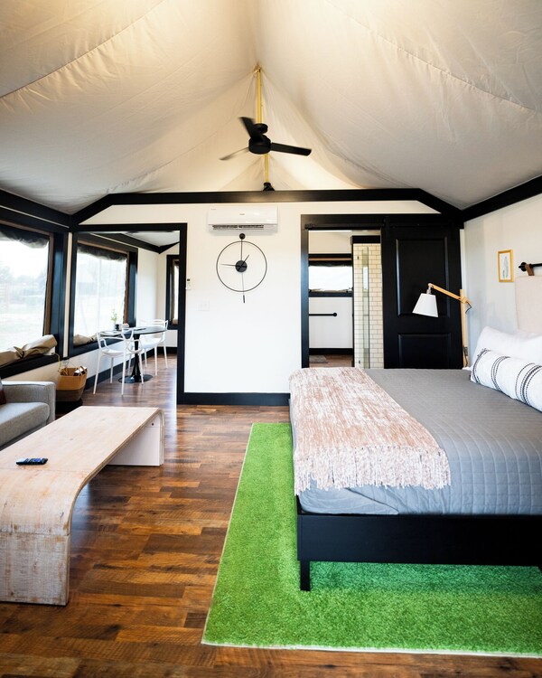 Lake Front Luxury Suite: Hot Tub & Lake Views - Alabama