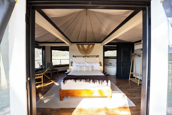Lake Front Luxury Safari Tent: Hot Tub, Tv, & Soaking Tub - Alabama