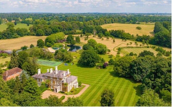 Country Estate Property Near Windsor Castle-former Home Of Geri Halliwell - London Heathrow Airport (LHR)