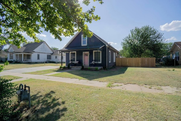 Blue House On 5th! Arcade Room, Fire Pit, Privacy Fenced Yard, And More!! - Boiling Springs State Park, Woodward