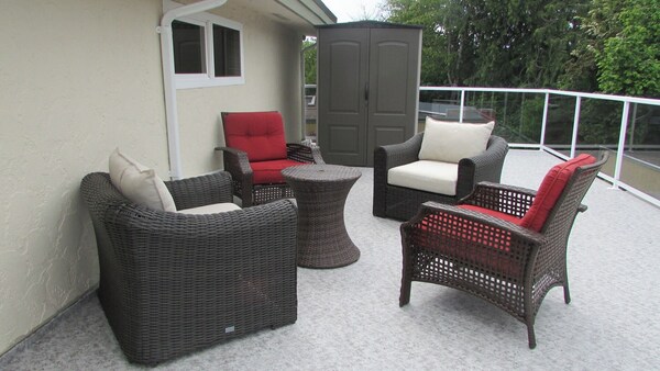 Sooke's Downtown Retreat; Comfort And Convenience In The Heart Of Town! - Sooke