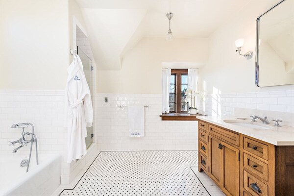 Charming 4-bedroom Cottage Steps From East Beach - Watch Hill, RI