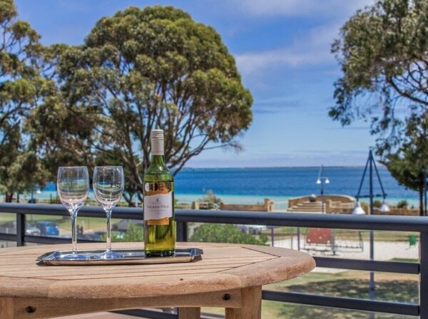Ocean Views From Your Spacious Balcony At Seaside Escape Aria - Rockingham