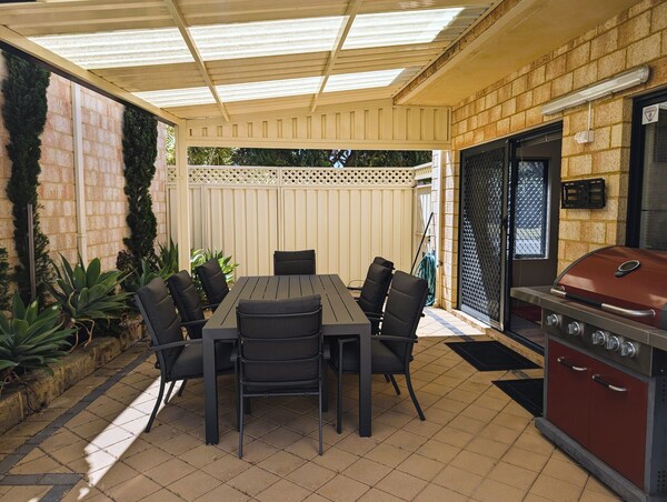 Rockingham Beach Townhouse - Your Home Away From Home - Rockingham