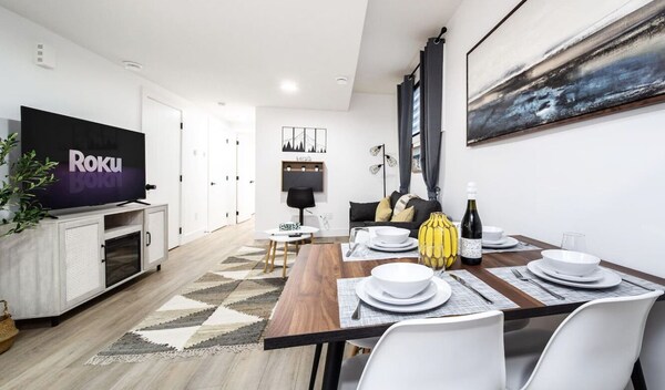 The Zen Den | King Bed | Near Dt,wem | Heatedfloor - Alberta