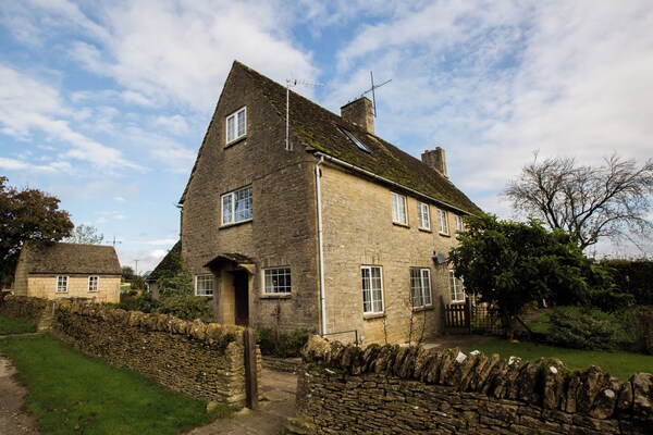 Stable Cottage, Pet Friendly, With A Garden In Lechlade-on-thames - Wiltshire