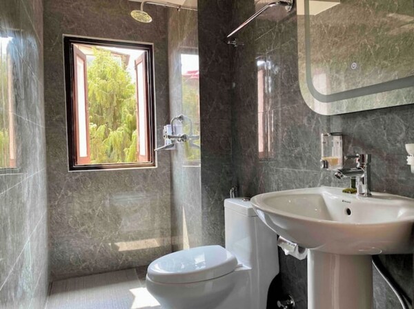 Spacious Large Family Room With Two Beds And Sofa - Kathmandu