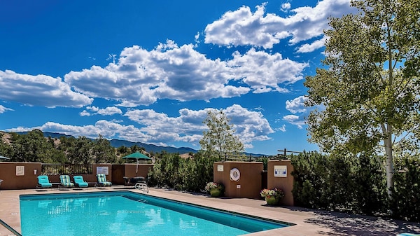 Casita Del Mirador - Well-appointed Home W/kiva Fireplace, Sunset Views, & Pool - Cities of Gold Casino