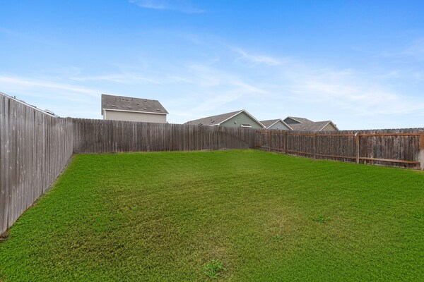 Spacious 3br Home With Large Backyard Perfect For Families! - Bastrop, TX