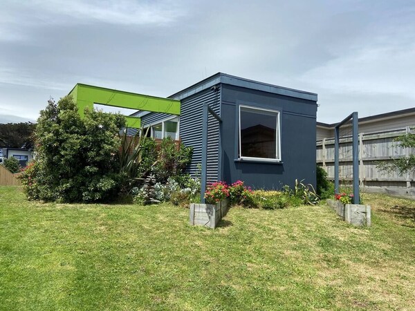 ŌTaki Beach Gem - Coastal Family Getaway - Ōtaki Beach