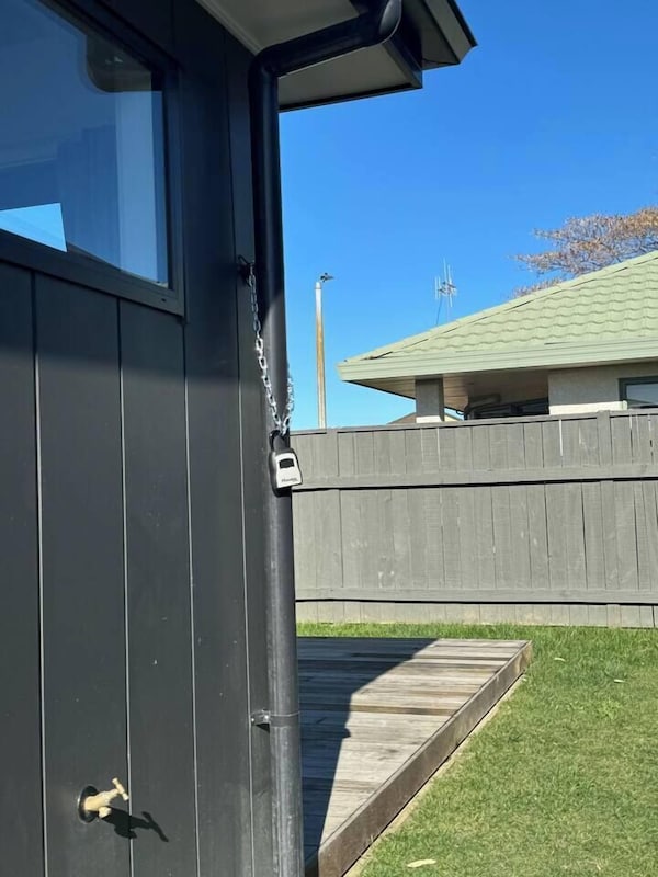 Modern & Homely - Double Garage - Hastings