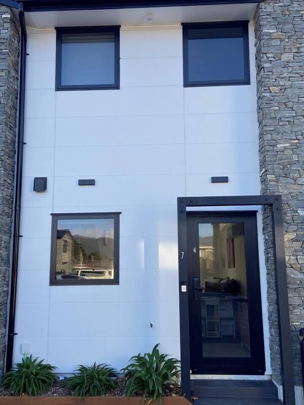 Modern, Trendy, Urban Apartment - Lower Hutt