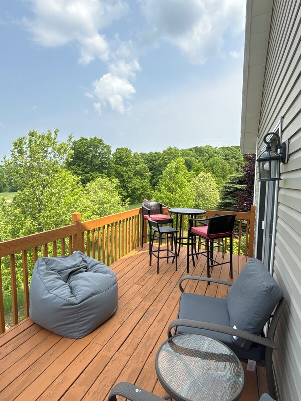 Golf Course Home Minutes  From Downtown Bellaire And Shorts; Sleeps 10 - Alden, MI