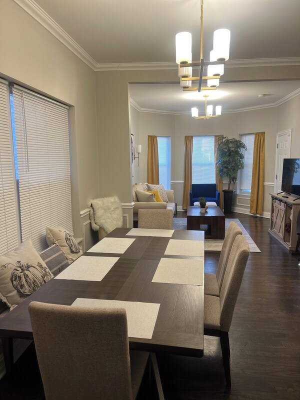 Chic 2-bedroom Apartment In Historic Chicago Neighborhood With Theater, Wifi - Chicago, IL