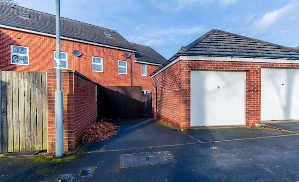 Stylish 3-bedroom House With Parking - Sleeps 6 - Sunderland