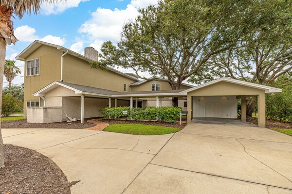 Beautiful Five Bedroom Home With Pool And Ocean Views From Top Floor - Jekyll Island, GA