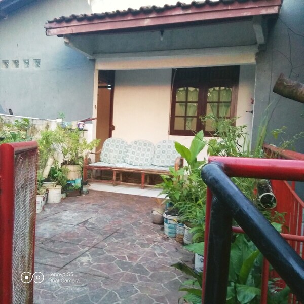 Welcoming House With Ac In Vibrant Jakarta - Jakarta