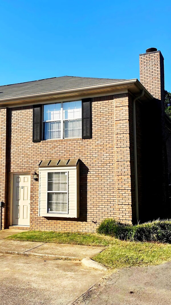 Cozy Townhome Tuscaloosa, 2-bedroom, Walk To Campus Stadium & Downtown Strip - Tuscaloosa, AL