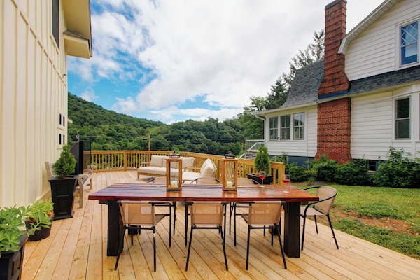Modern Historic Farmhouse < .5 Mi To Omni Homestead, Brewery + Fast Wifi! - Hot Springs, VA