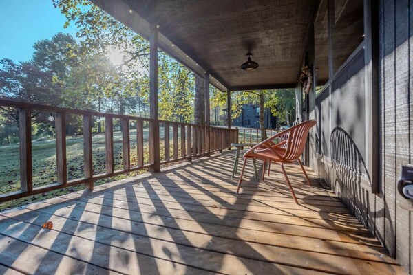 "Tanager": Romantic Cabin, Porch, Mountain View - Young Harris, GA