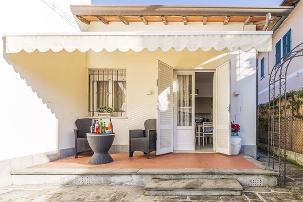 Atemberaubendes  Ferienhaus Für 4 Leute Mit Klimaanlage,  W-lan, Tv Und Haustiere Erlaubt - Forte dei Marmi