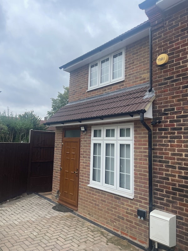 Studio Flat In Romford, London With Private Entrance, Kitchen And Private Toilet - Brentwood