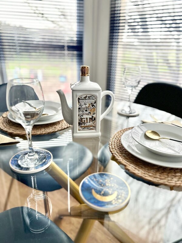 Hamilton House Is A Seafront Apartment Block, Ideally Situated Near Popular Bars And Restaurants. - Southsea