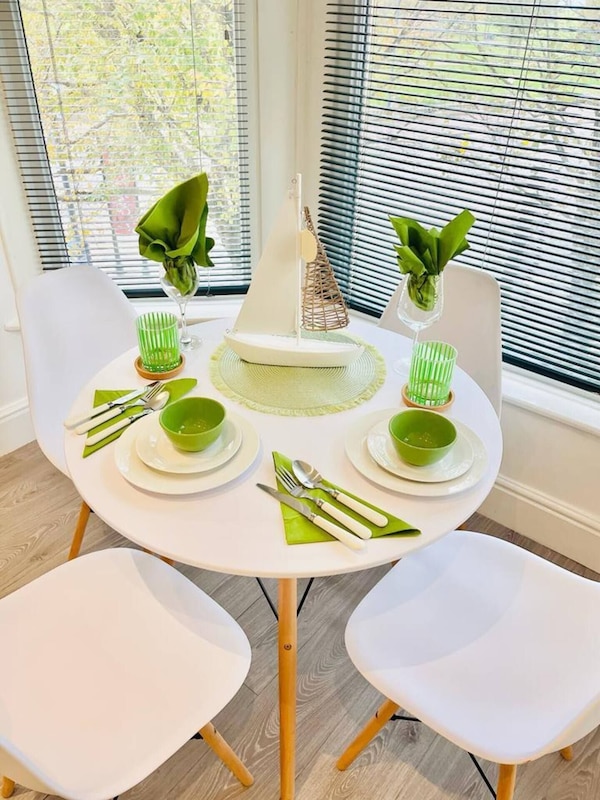 Hamilton House Is A Seafront Apartment Block, Ideally Situated Near Popular Bars And Restaurants. - Portsmouth