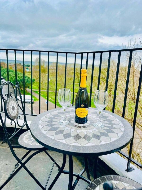 Hamilton House Is A Seafront Apartment Block, Ideally Situated Near Popular Bars And Restaurants. - Hayling Island