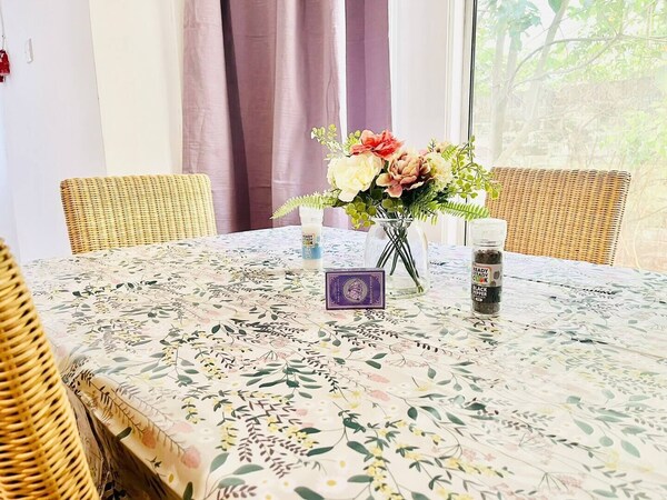 "Comfy, Clean, And Quiet  A Chic, Stylish Room With All-new Comforts!" - Hayling Island