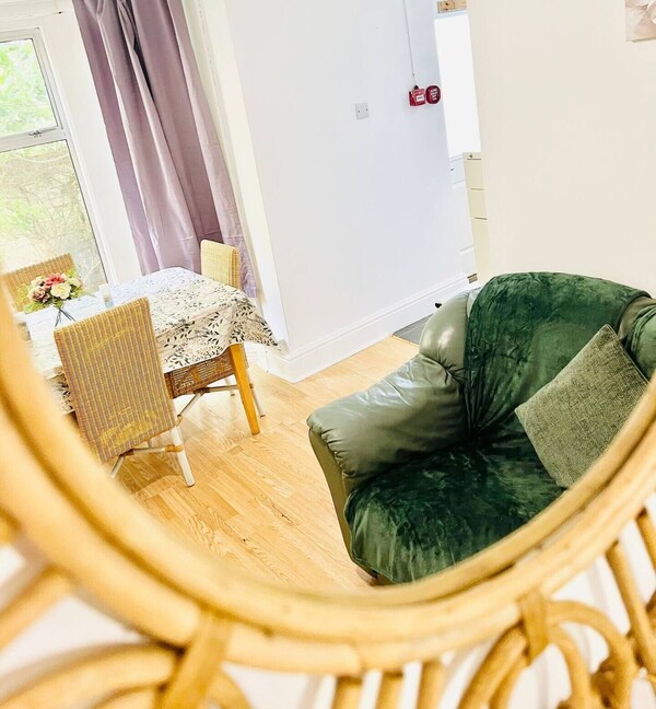"Comfy, Clean, And Quiet  A Chic, Stylish Room With All-new Comforts!" - Gosport