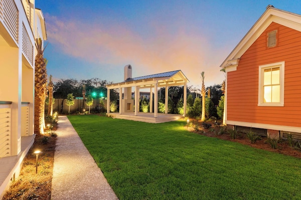 Downtown Chic Cottage Retreat - King Street! - Charleston, SC