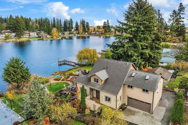 Serene Waterfront Escape W/ Amazing View & Hot Tub - Edmonds, WA