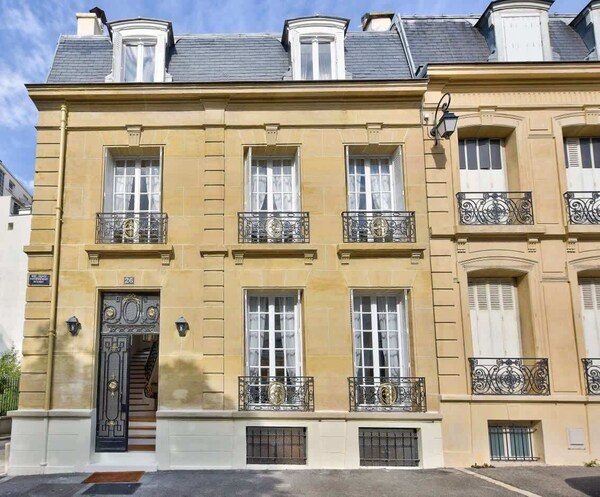 Noble Demeure De Luxe En Plein Coeur De Paris - Colombes