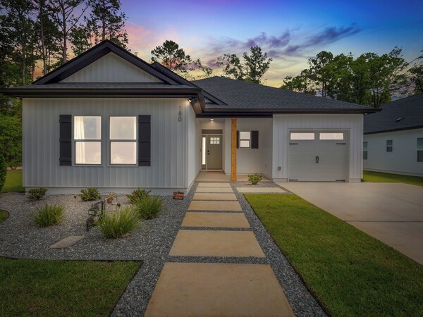 Cute Midtown Modern 4 Bed 2 Bath Sleeps 8 - Havana, FL