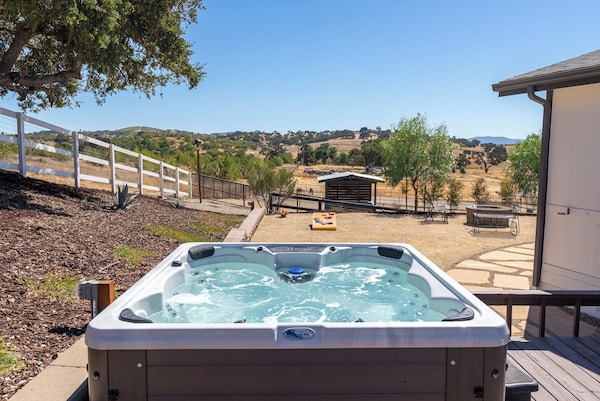 River Road Retreat! Hot Tub + Barndominium 5+ Bedrooms - Templeton, CA