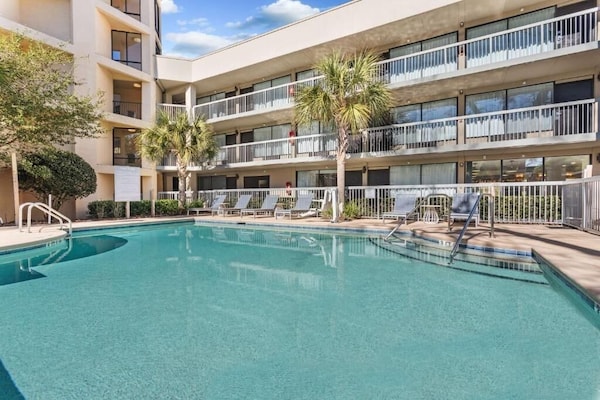 Island Retreat: Enjoy Comfy Room W/ Pool & Free Continental Breakfast, 3 Rooms - South Carolina