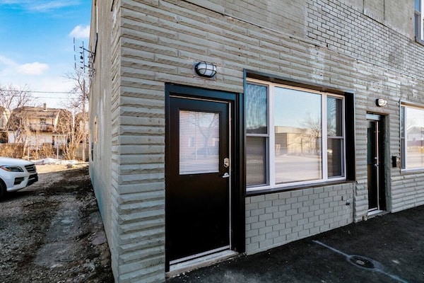 Bright Walkerville Flat | 2br, Parking, Near Dt - Windsor