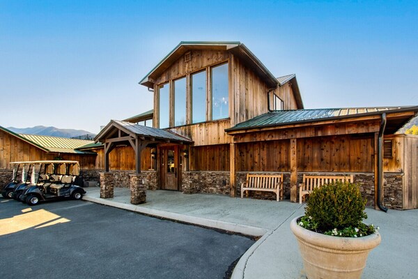 Peaceful Heights With Cozy Decks And Smart Tv! - Maryville, TN