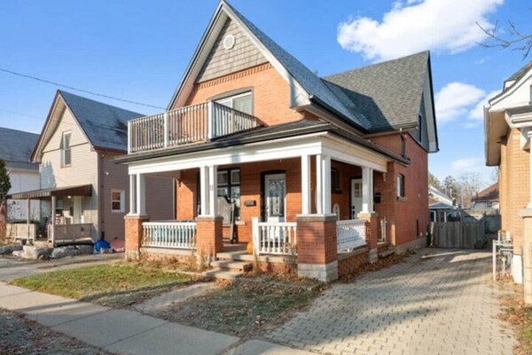 Coziest Place In Town!  Wi-fi + Work Station - Brantford