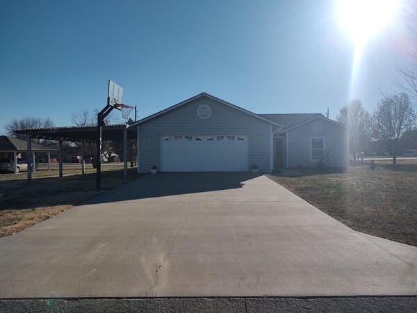 Charming 3-bedroom House In Iola - Iola, KS